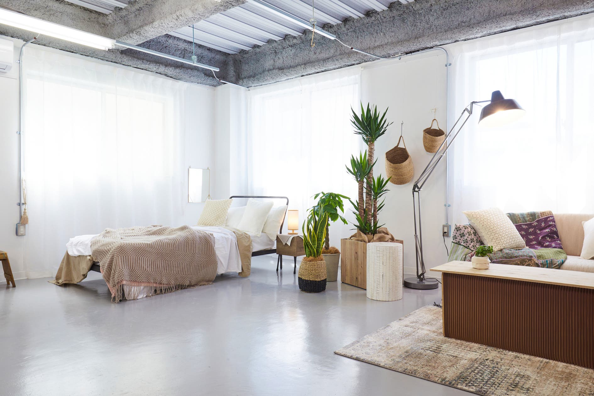 【上野駅8分】自然光あふれる白壁スタジオ｜家具小物＋機材無料／控室＆メイクルーム✨11月限定割✨の写真4