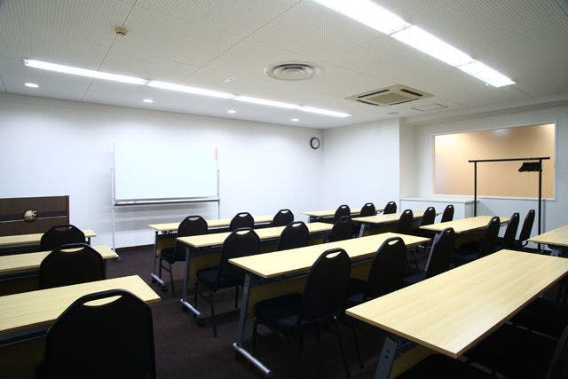 【西梅田駅徒歩1分！907号室】窓あり・スタッフ常駐◎セミナー、説明会に！様々な用途可能なサイズ感♪の写真1