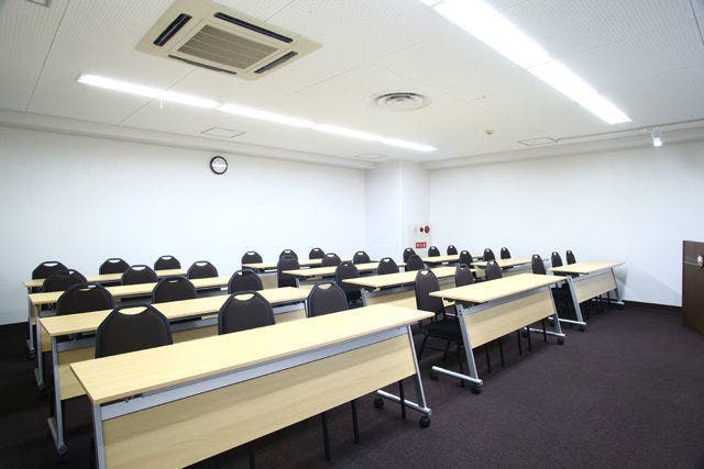 【西梅田駅徒歩1分！907号室】窓あり・スタッフ常駐◎セミナー、説明会に！様々な用途可能なサイズ感♪の写真2