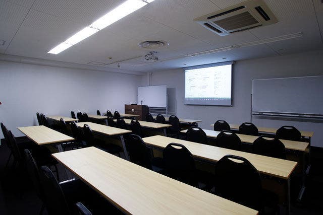 【西梅田駅徒歩1分！907号室】窓あり・スタッフ常駐◎セミナー、説明会に！様々な用途可能なサイズ感♪の写真3