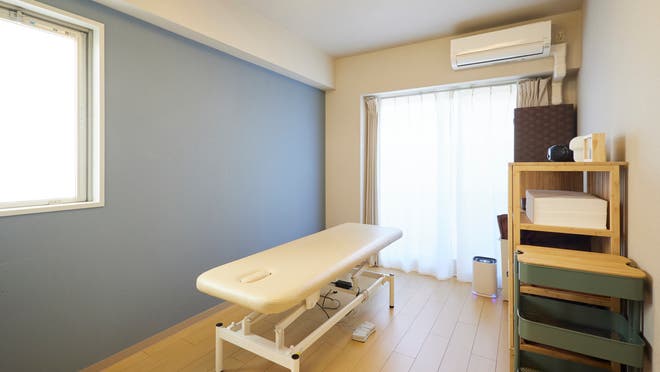 【西荻窪駅の目の前】プロ仕様電動昇降ベッド鍼灸・整体・エステ等・初心者も歓迎!の写真1