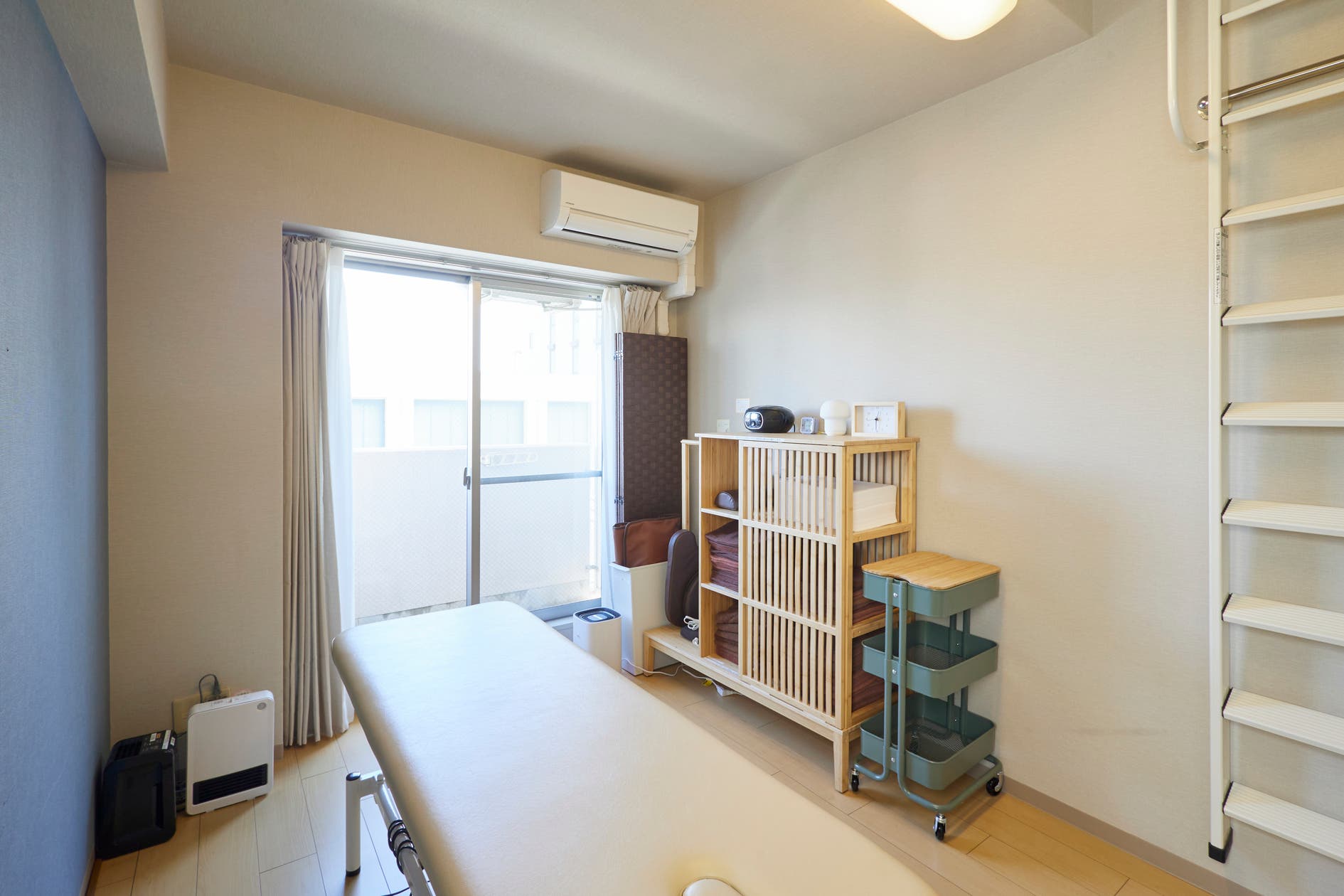 【西荻窪駅の目の前】プロ仕様電動昇降ベッド鍼灸・整体・エステ等・初心者も歓迎！の写真6