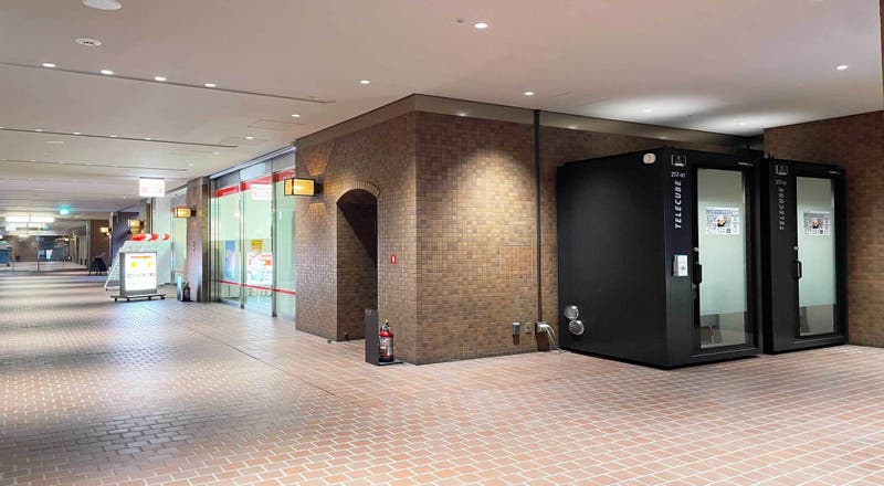 【テレキューブ】新宿センタービルの個室型ワークブース（217-02）です。視線と音を遮る、プライベートな集中環境。