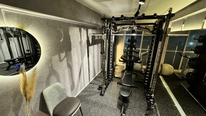 【渋谷駅徒歩3分】閑静な南口エリアでお洒落な空間で充実の設備を楽しめるプライベートジム【adjust GYM渋谷】の写真1