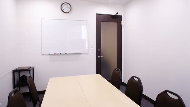 【心斎橋駅徒歩1分 605号室】🎄飲食持ち込みOK🎄セミナー、ウェビナーに!様々な用途可能なサイズ感♪の写真1