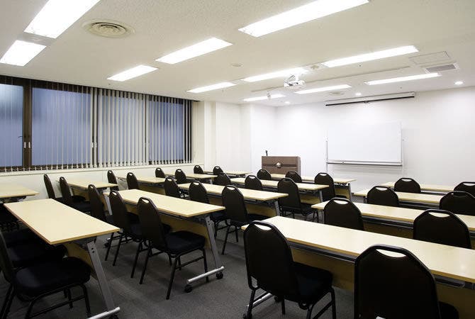 【心斎橋駅徒歩1分　607号室】🎄飲食持ち込みOK🎄セミナー、ウェビナーに！様々な用途可能なサイズ感♪の写真1