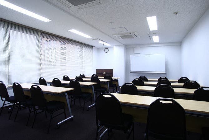 【横浜駅徒歩3分　505号室】 🎄飲食持ち込みOK🎄！セミナー、ウェビナーに！様々な用途可能なサイズ感♪の写真1