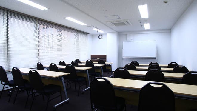 【横浜駅徒歩3分 505号室】 🎄飲食持ち込みOK🎄!セミナー、ウェビナーに!様々な用途可能なサイズ感♪の写真1