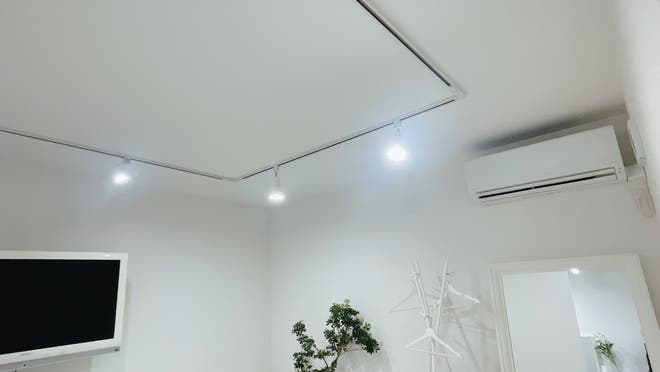 清潔感のあるWhiteでまとめたインスタ映え中目黒サロンの写真1