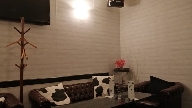 ゆったりしたソファー席でくつろいでいただけるバースペースの写真3