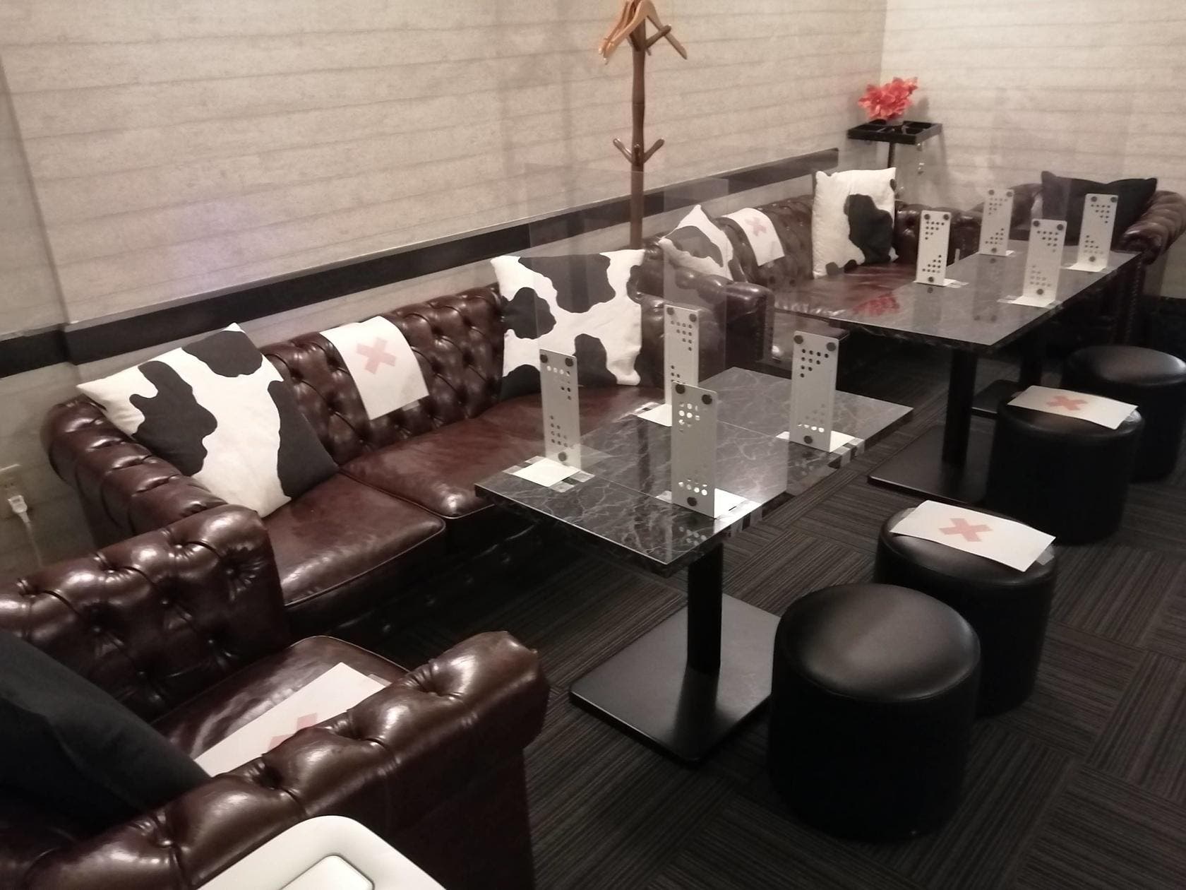 ゆったりしたソファー席でくつろいでいただけるバースペースの写真4