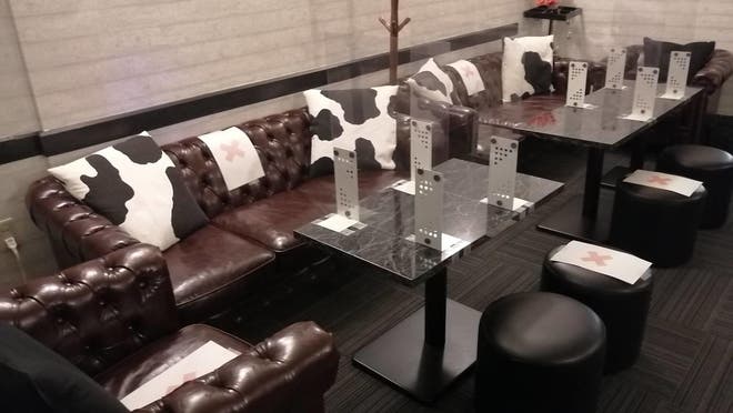 ゆったりしたソファー席でくつろいでいただけるバースペースの写真4