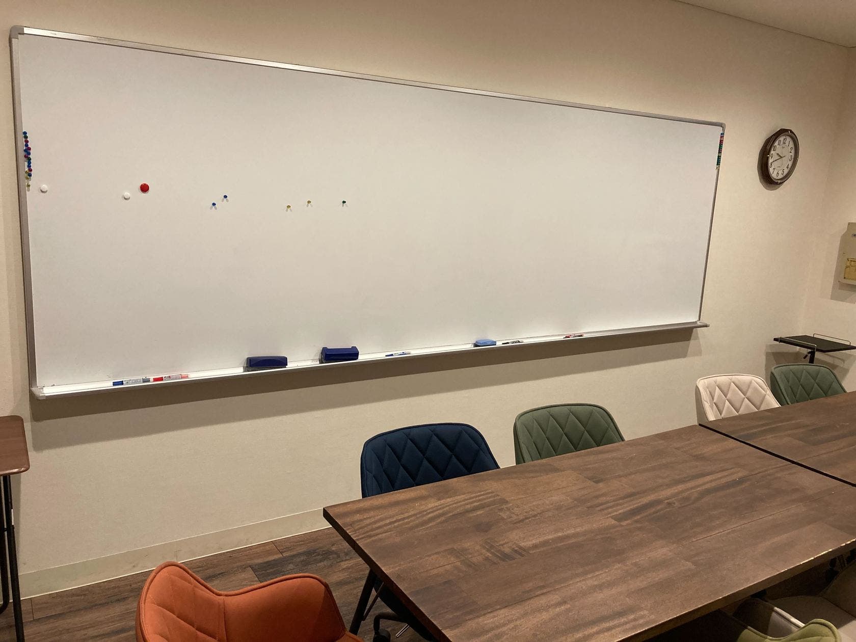 【御茶ノ水5分・秋葉原7分】 おしゃれな完全個室会議室　無料Wi-Fi,大型ホワイトボード,フリードリンク完備！の写真5