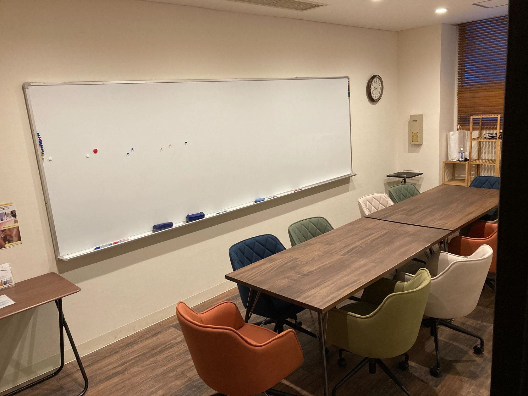 【御茶ノ水5分・秋葉原7分】 おしゃれな完全個室会議室　無料Wi-Fi,大型ホワイトボード,フリードリンク完備！の写真3