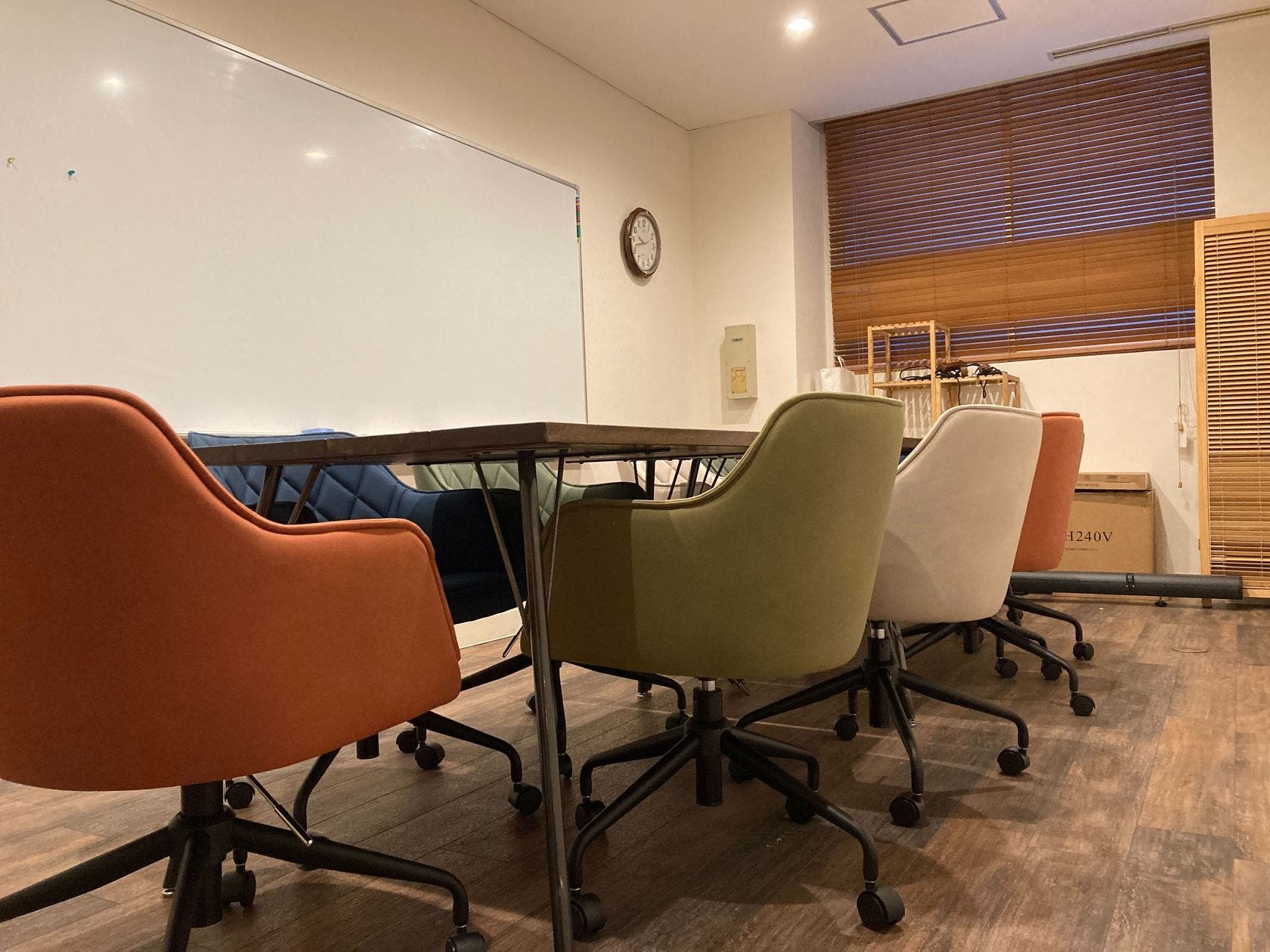 【御茶ノ水5分・秋葉原7分】 おしゃれな完全個室会議室　無料Wi-Fi,大型ホワイトボード,フリードリンク完備！の写真6