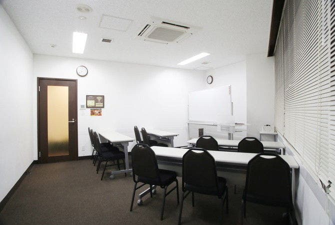 【池袋駅東口から徒歩30秒　401号室】セミナー・会議利用はもちろん、動画撮影・配信・お教室利用もOK♪の写真1