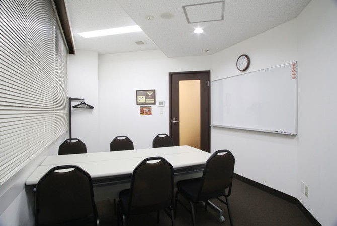 【池袋駅東口から徒歩30秒　 402号室】セミナー・会議利用はもちろん、動画撮影・配信・お教室利用もOK♪の写真1