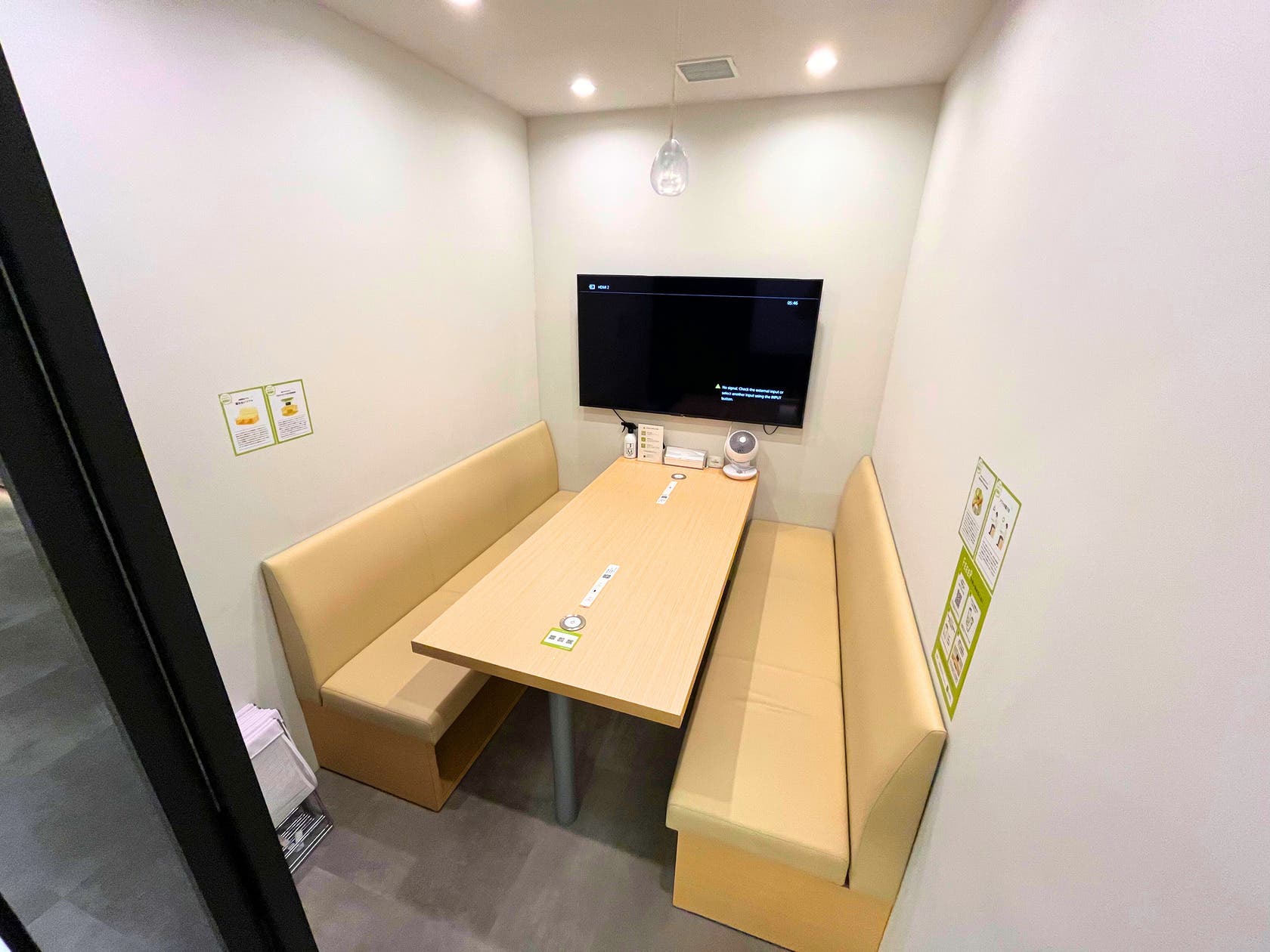 🌟大事な商談に最適🌟【新宿駅西口徒歩4分｜定員6名の商談ルーム｜14PG】完全個室/無料Wi-Fi/電源/55inモニターの写真1