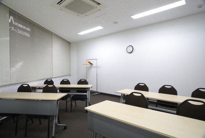 【池袋駅東口から徒歩30秒　701号室】セミナー・会議利用はもちろん、動画撮影・配信・お教室利用もOK♪の写真1