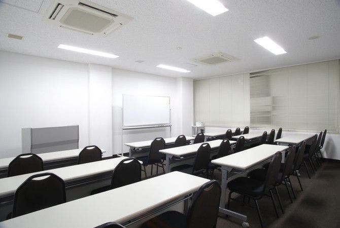【池袋駅東口から徒歩30秒　707号室】セミナー・会議利用はもちろん、動画撮影・配信・お教室利用もOK♪の写真1