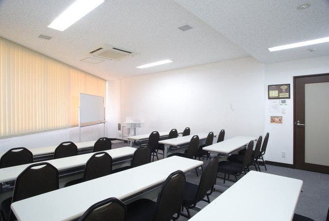 【池袋駅東口から徒歩30秒　801号室】セミナー・会議利用はもちろん、動画撮影・配信・お教室利用もOK♪の写真1