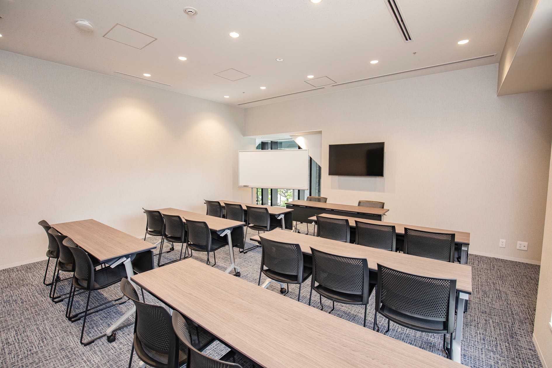 御堂会館3階Dホール　大阪メトロ本町駅徒歩1分のネット会議対応の貸ホール！　の写真2