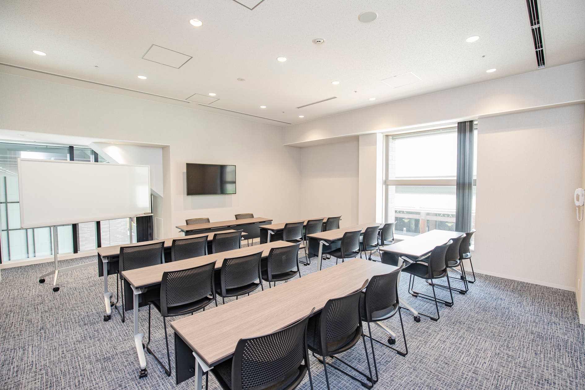 御堂会館3階Dホール　大阪メトロ本町駅徒歩1分のネット会議対応の貸ホール！　の写真3