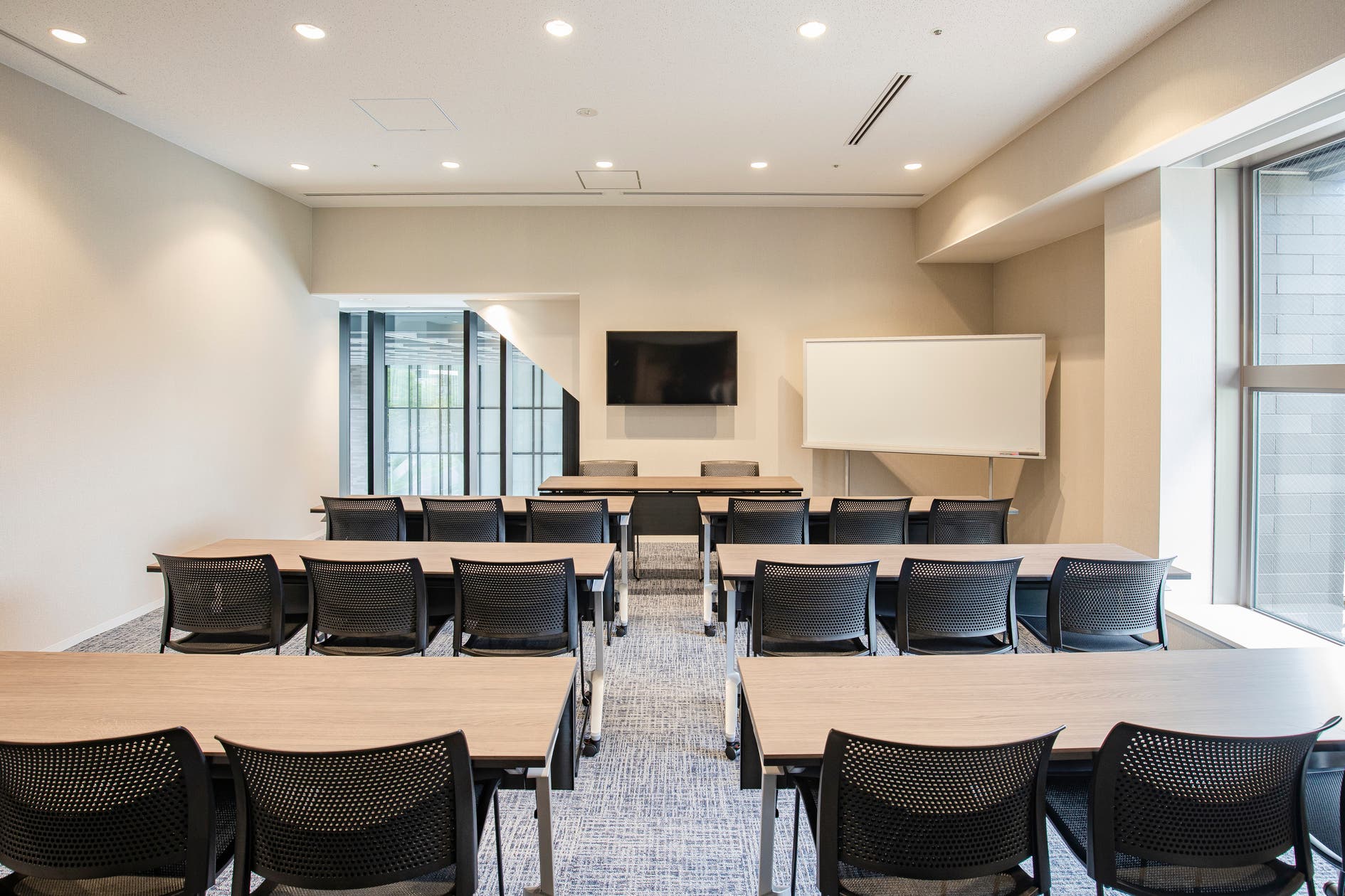 御堂会館3階Dホール　大阪メトロ本町駅徒歩1分のネット会議対応の貸ホール！　の写真1