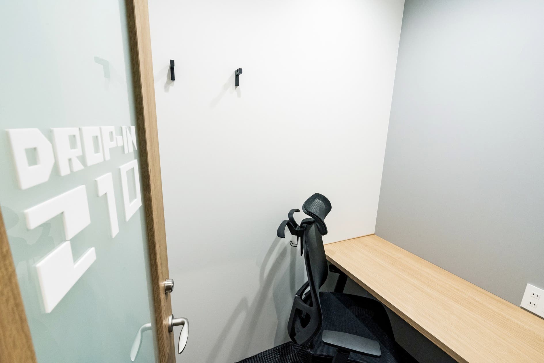 【松山 COMOL　900円/h！ 】鍵付き完全個室 210の写真5