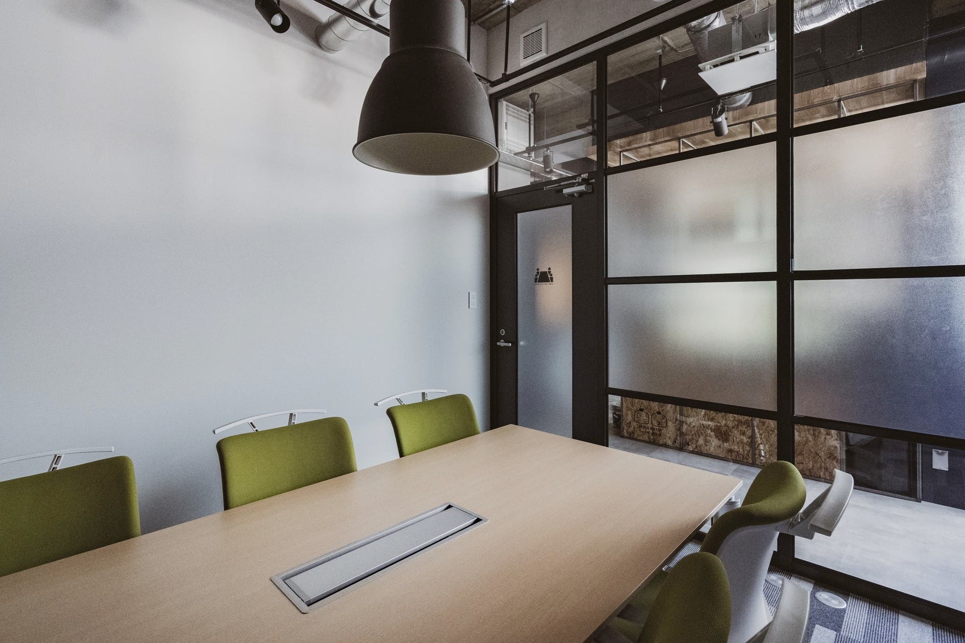 小会議室 211(〜６名)【松山 COMOL　1,800円/h！ 】モニター付きの写真4