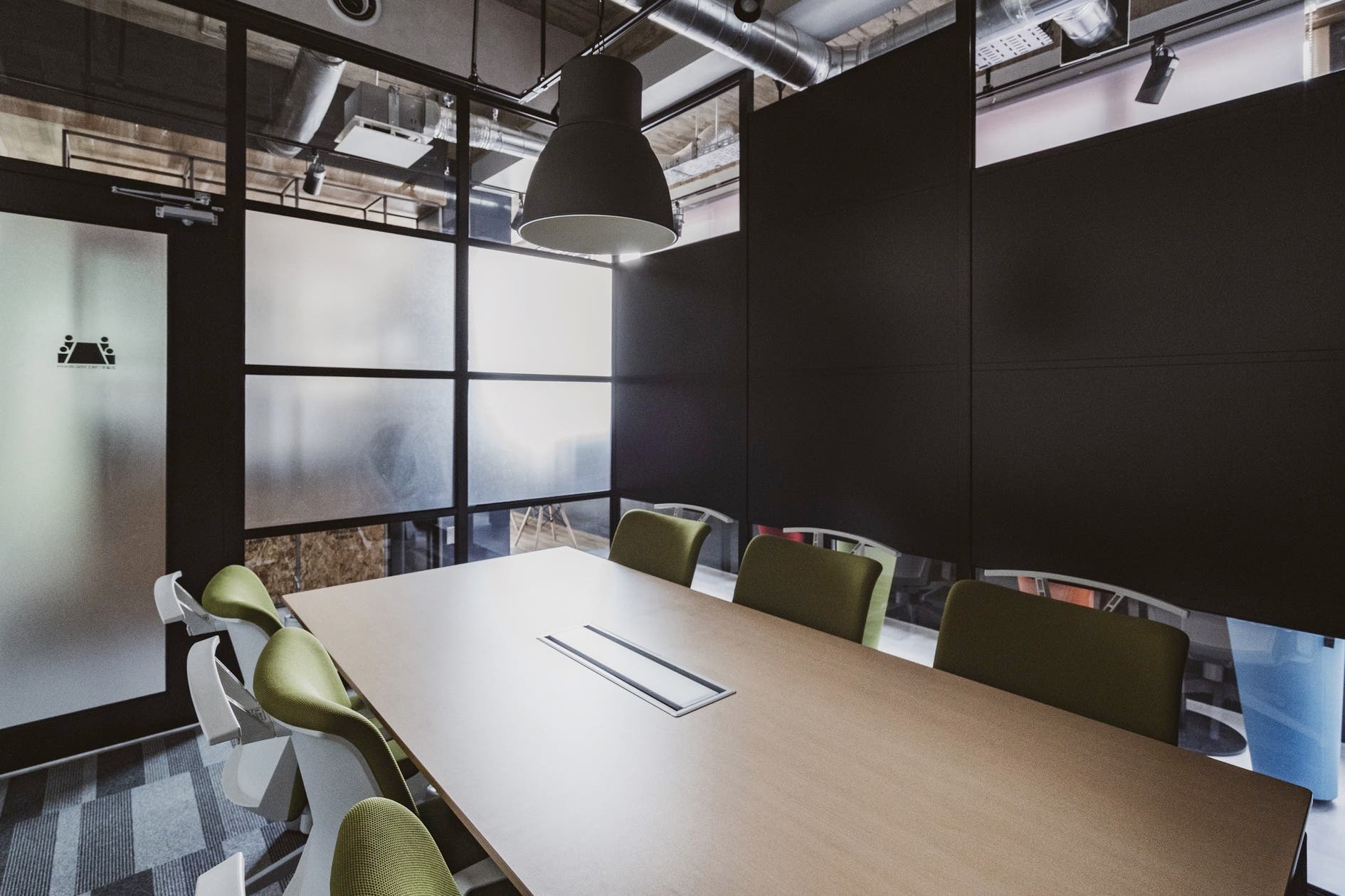 小会議室 211(〜６名)【松山 COMOL　1,800円/h！ 】モニター付きの写真5