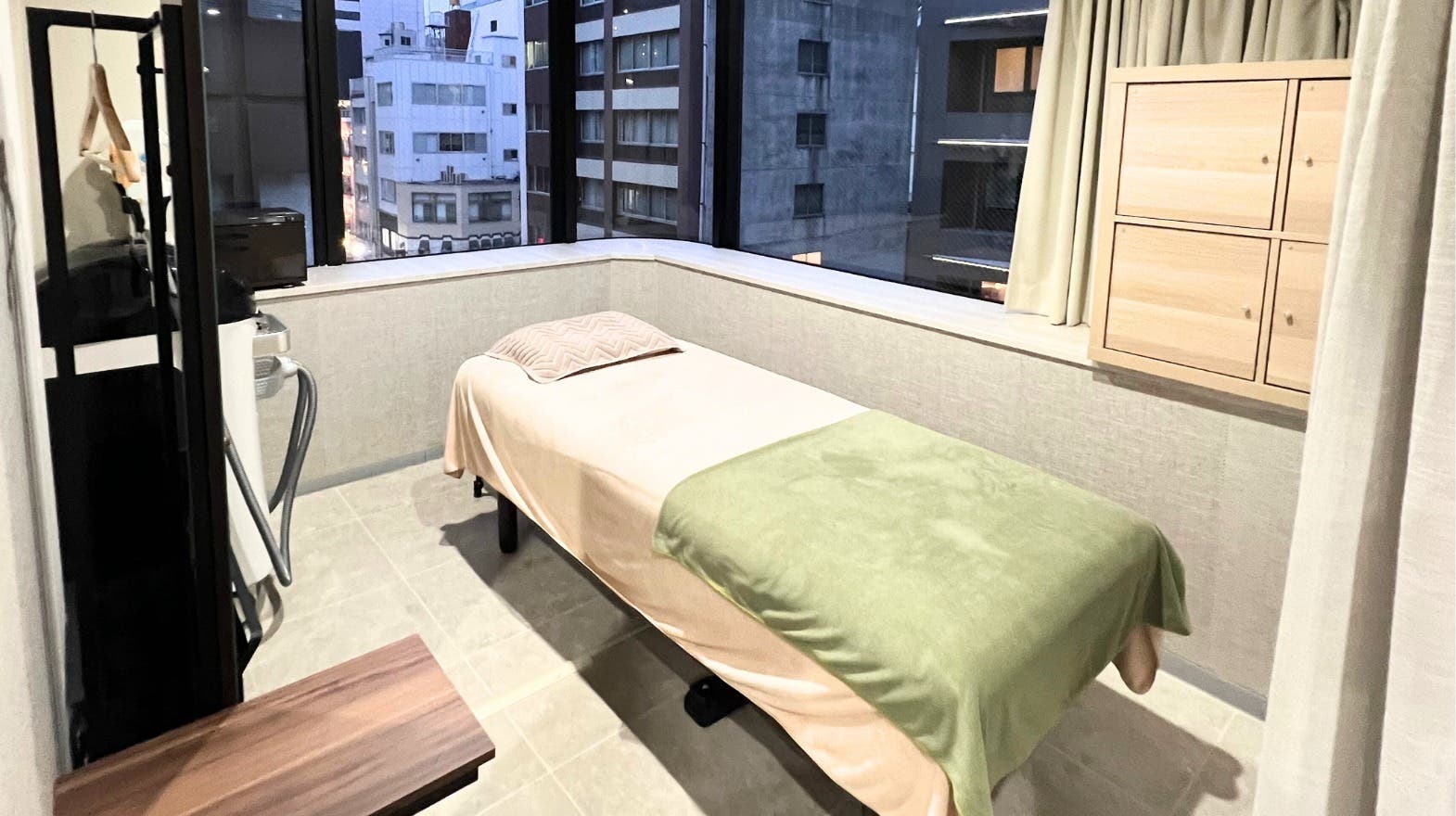 《土日も同額★キャンペーン中》窓が広くて光が差し込むアイサロン内の【VIP】個室スペース。エステや整体などにの写真5