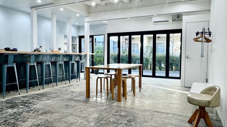【1F路面】カフェカウンター併設。撮影、展示会、ギャラリーやPOP-UP、セミナー、ワークショップ等、多用途で使えます。の写真1