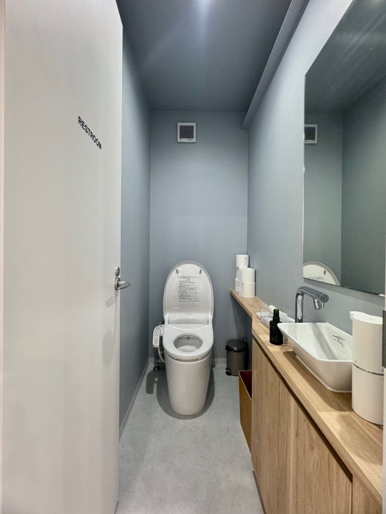 【１F路面】カフェカウンター併設。撮影、展示会、ギャラリーやPOP-UP、セミナー、ワークショップ等、多用途で使えます。の写真15