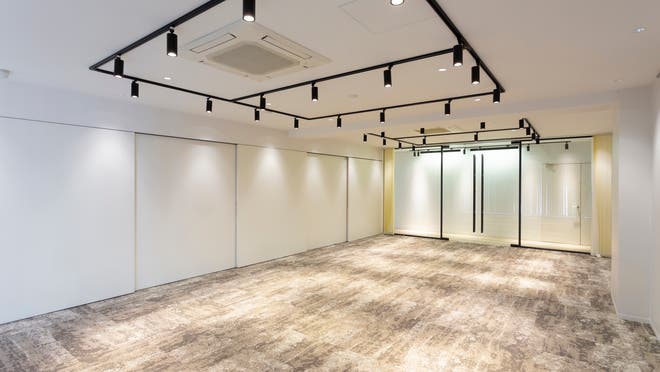 薬院のビンテージマンション「KYOYA薬院ビル」2階にあるレンタルルームⅡです。の写真1