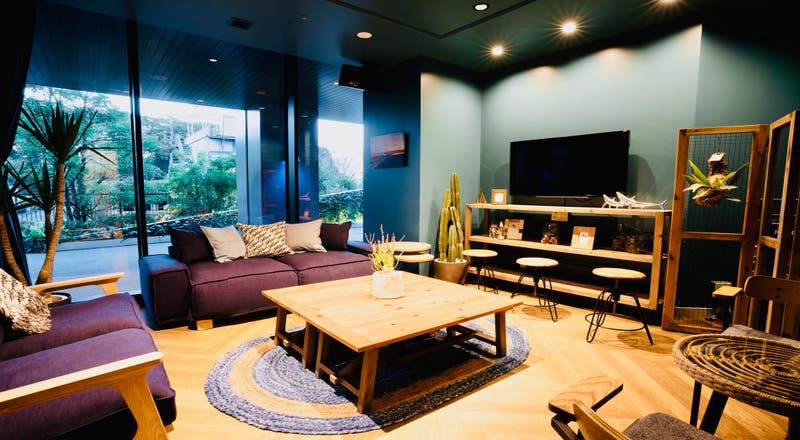【浜松町・竹芝】ROOM C / パーティー、女子会、ワークショップ、ファンミーティングなどに使えるカラオケ付きのルームです。
