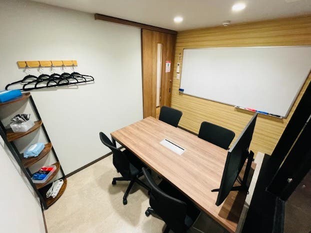 【30分660円！御徒町駅から徒歩1分】モニター・フリードリンク付き4名会議室（Room A）※予約時間前は入室不可の写真1