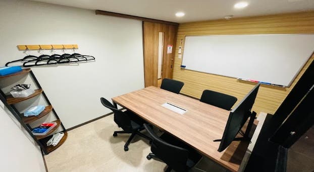 【30分660円！御徒町駅から徒歩1分】モニター・フリードリンク付き4名会議室（Room A）※予約時間前は入室不可