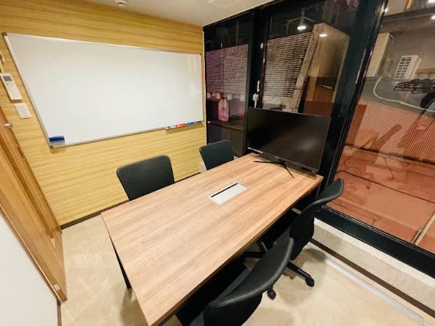 【30分660円！御徒町駅から徒歩1分】モニター・フリードリンク付き4名会議室（Room A）※予約時間前は入室不可の写真2