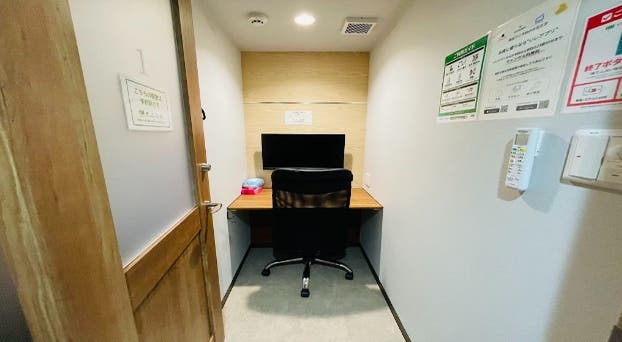 【御徒町駅から徒歩1分】モニター・フリードリンク付き1名個室（ブース1）※予約時間前は入室不可