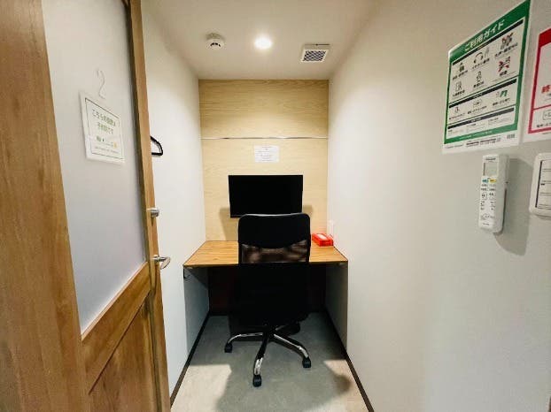【30分330円！御徒町駅から徒歩1分】モニター・フリードリンク付き1名個室（ブース2）※予約時間前は入室不可の写真1