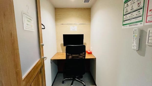 【30分330円!御徒町駅から徒歩1分】モニター・フリードリンク付き1名個室(ブース2)※予約時間前は入室不可の写真1