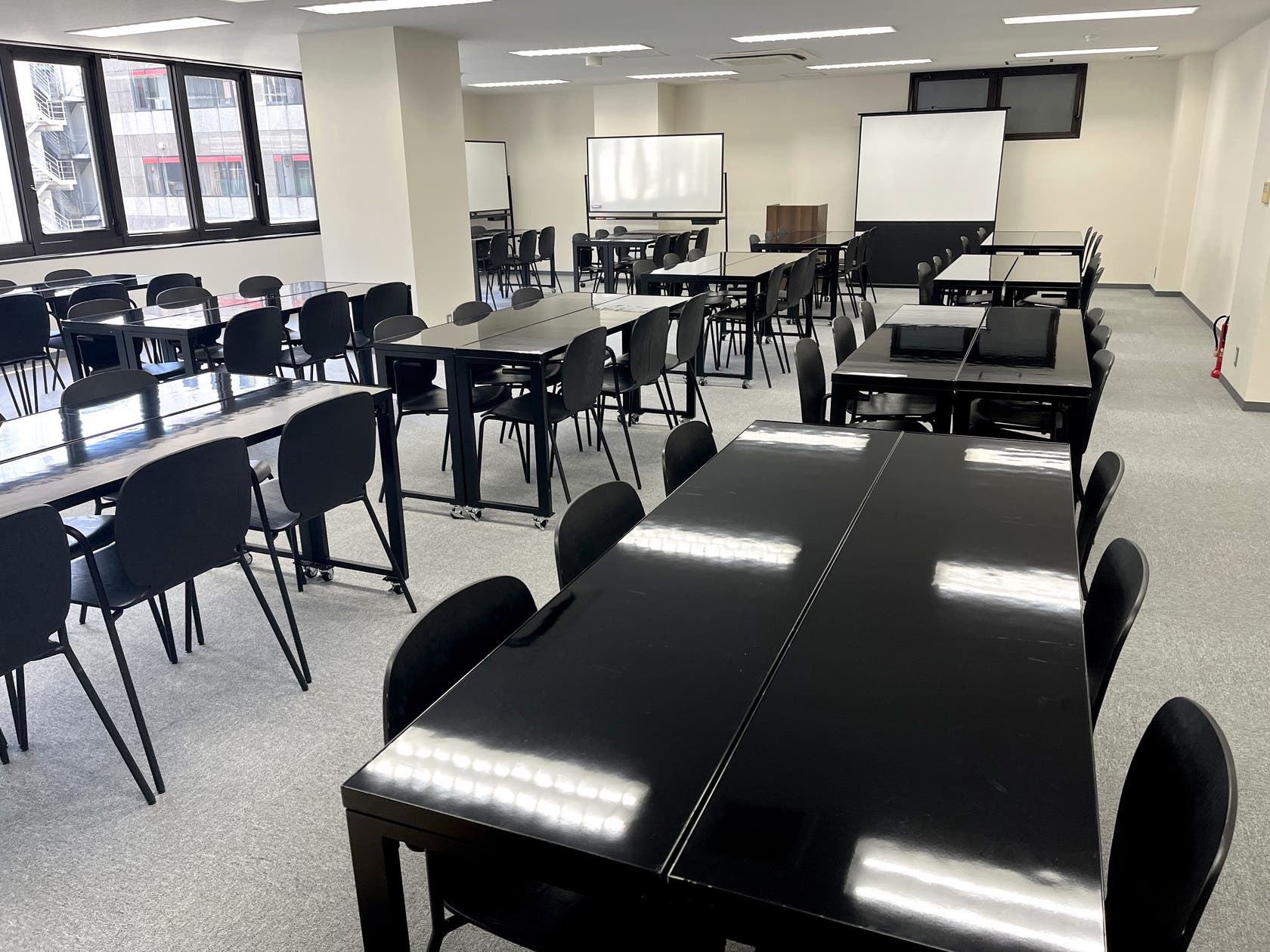 【大会議室 最大63名収容可能】新橋駅徒歩1分・内幸町1分！完全貸切スペース・会議/セミナー/勉強会におすすめの大会議室の写真2