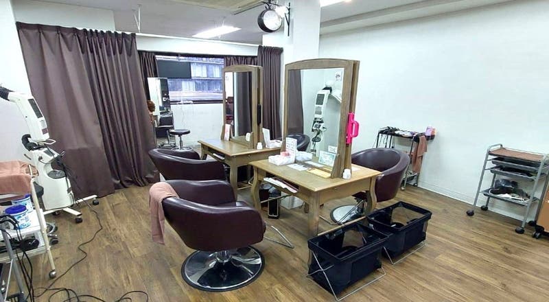 赤坂駅(歩3分)/赤坂見附駅(歩2分)の間にある営業中のヘアサロン(美容室)です。