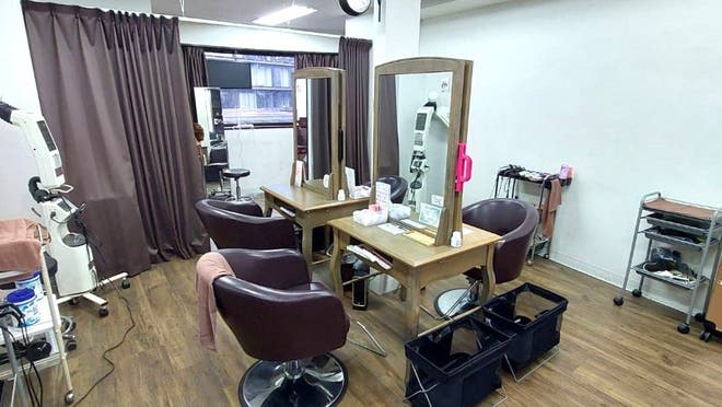 赤坂駅(歩3分)/赤坂見附駅(歩2分)の間にある営業中のヘアサロン(美容室)です。の写真1