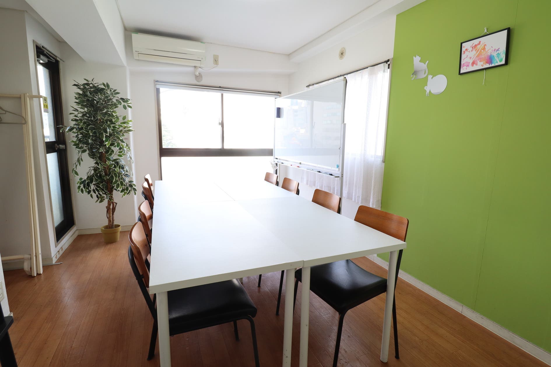 【新宿】🌟光回線🌟＜ライト会議室＞室内リニューアル■新宿三丁目駅出口すぐ■綺麗で明るい＜ライト会議室＞ビジネス、ボドゲ会の写真2