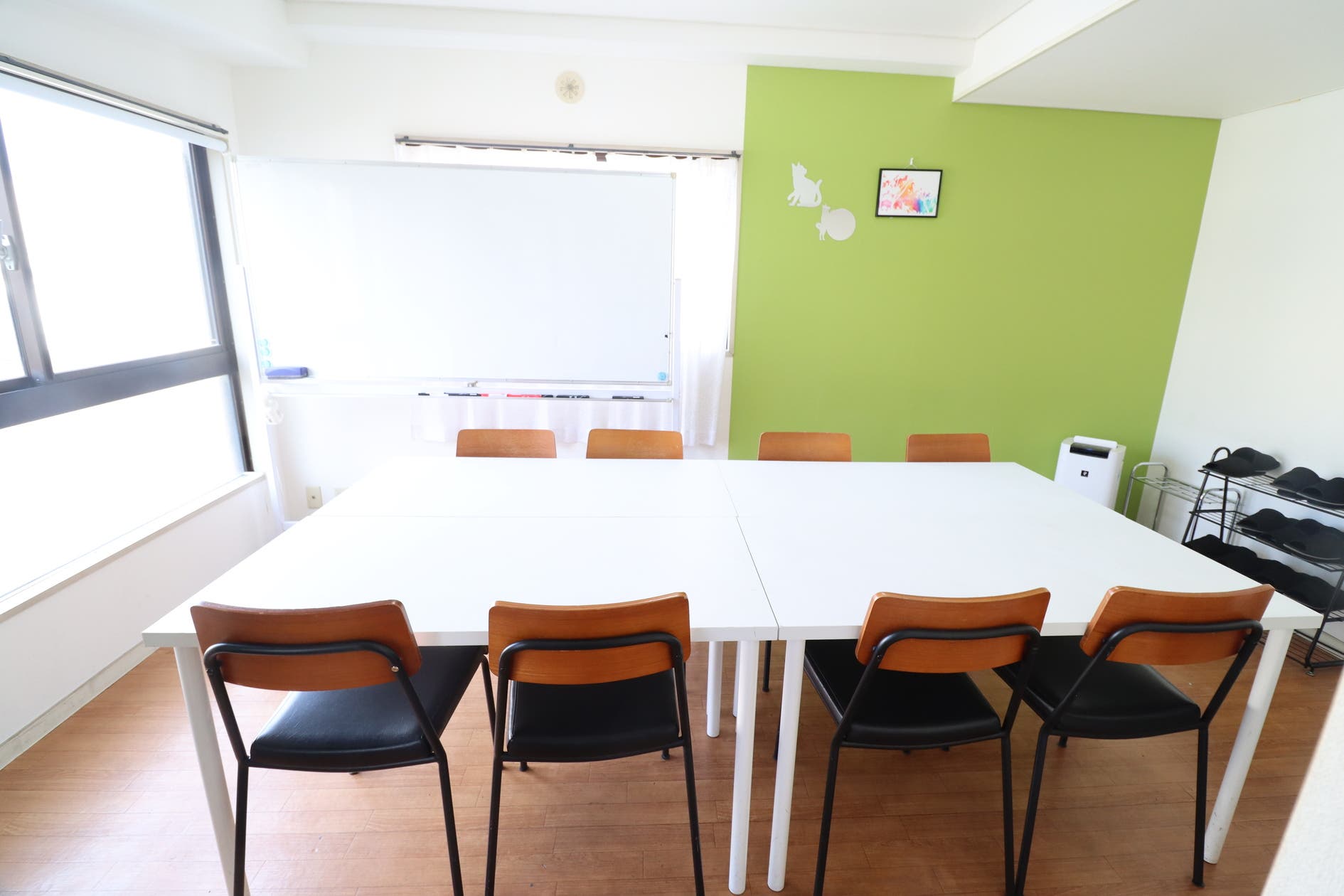 【新宿】🌟光回線🌟＜ライト会議室＞室内リニューアル■新宿三丁目駅出口すぐ■綺麗で明るい＜ライト会議室＞ビジネス、ボドゲ会の写真1