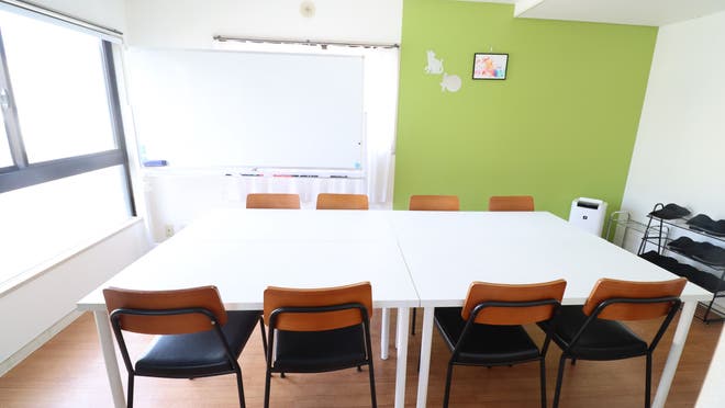 【新宿】🌟光回線🌟<ライト会議室>室内リニューアル■新宿三丁目駅出口すぐ■綺麗で明るい<ライト会議室>ビジネス、ボドゲ会の写真1