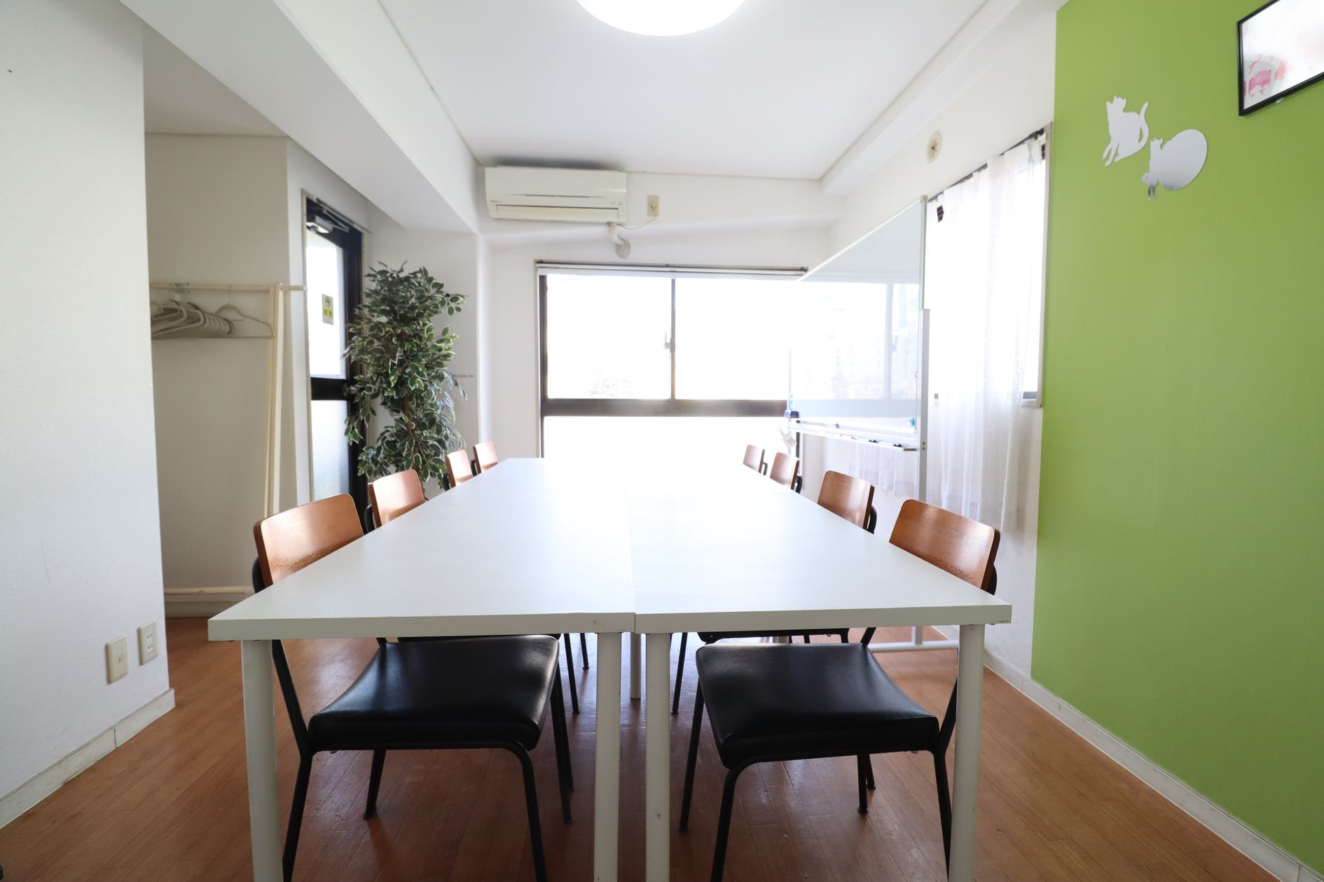 【新宿】🌟光回線🌟＜ライト会議室＞室内リニューアル■新宿三丁目駅出口すぐ■綺麗で明るい＜ライト会議室＞ビジネス、ボドゲ会の写真3