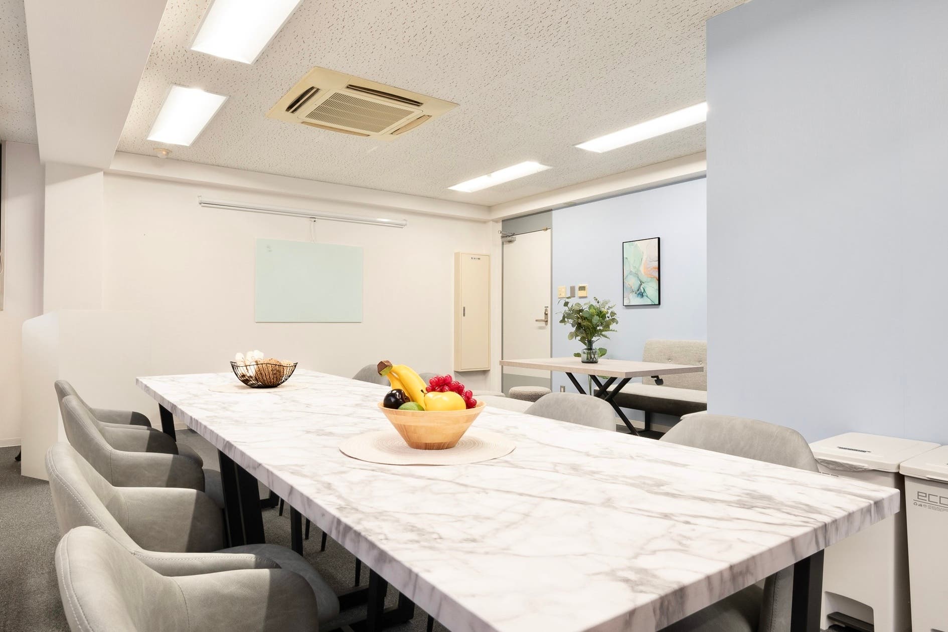 【東梅田すぐ】Open価格30%⤵️泉の広場4分🚃120㌅大画面スクリーン🎬セミナー/懇親会などにお勧め⭐️土足🉑／ネクシアの写真5